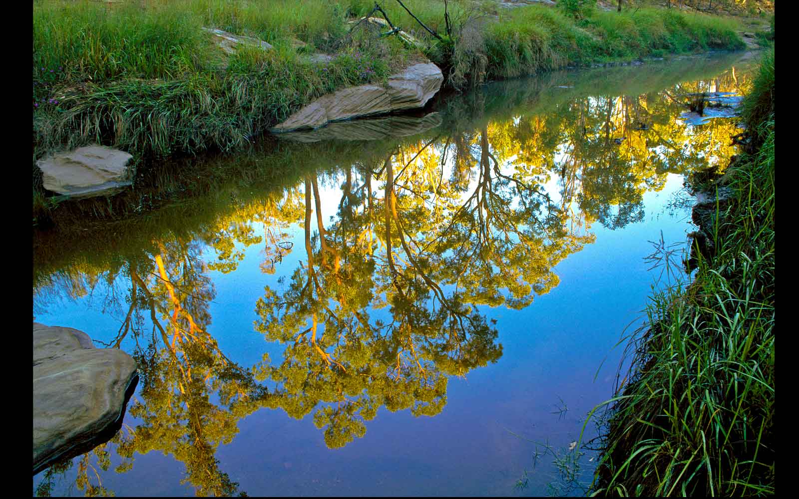 Photographs of the Central Queensland Sandstone Highlands by photographer Robert Ashdown ...